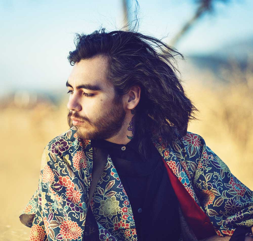 Se llama Sebastián y le canta a la humanidad