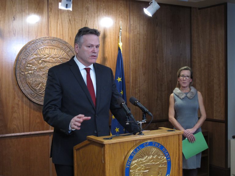 Gobernador de Alaska ofrece ayuda para frontera EEUU-México