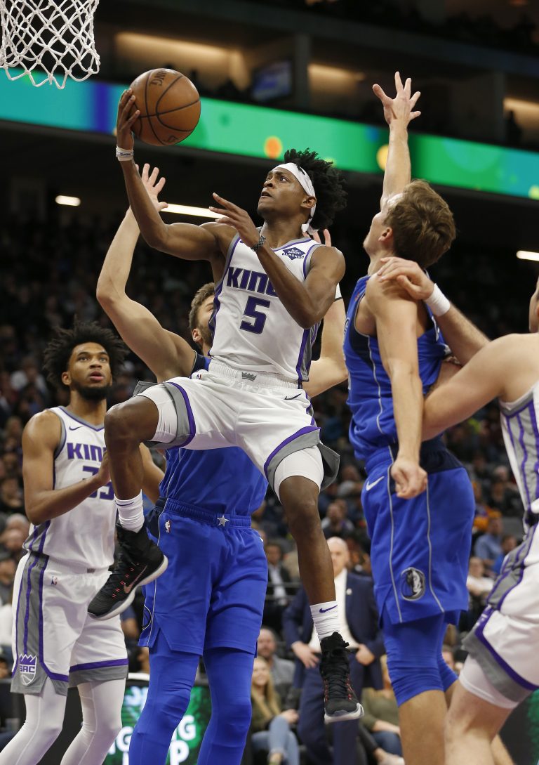 Kings lucen recuperados y doblegan a Mavs