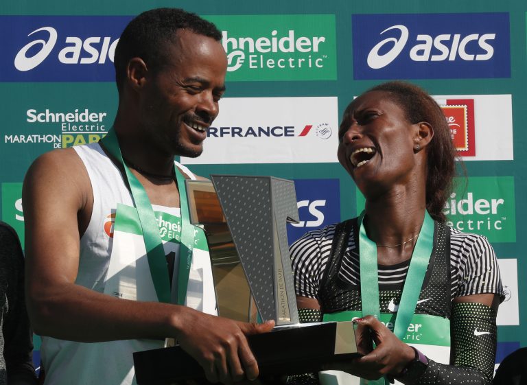 Etíopes arrasan en Maratón de París