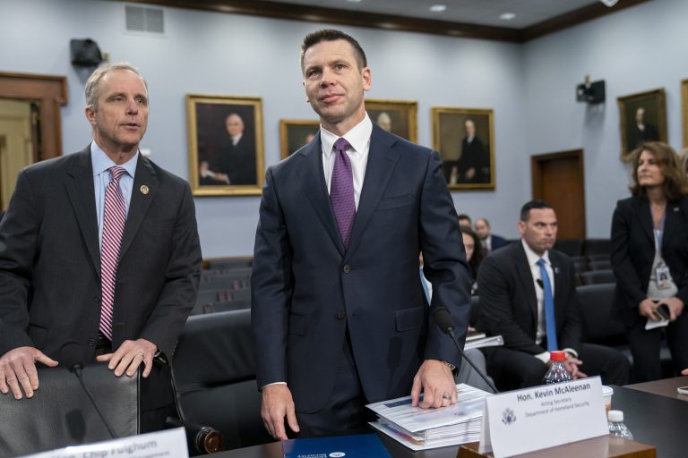 Secretario de EEUU pide más fondos frente a ola de migrantes