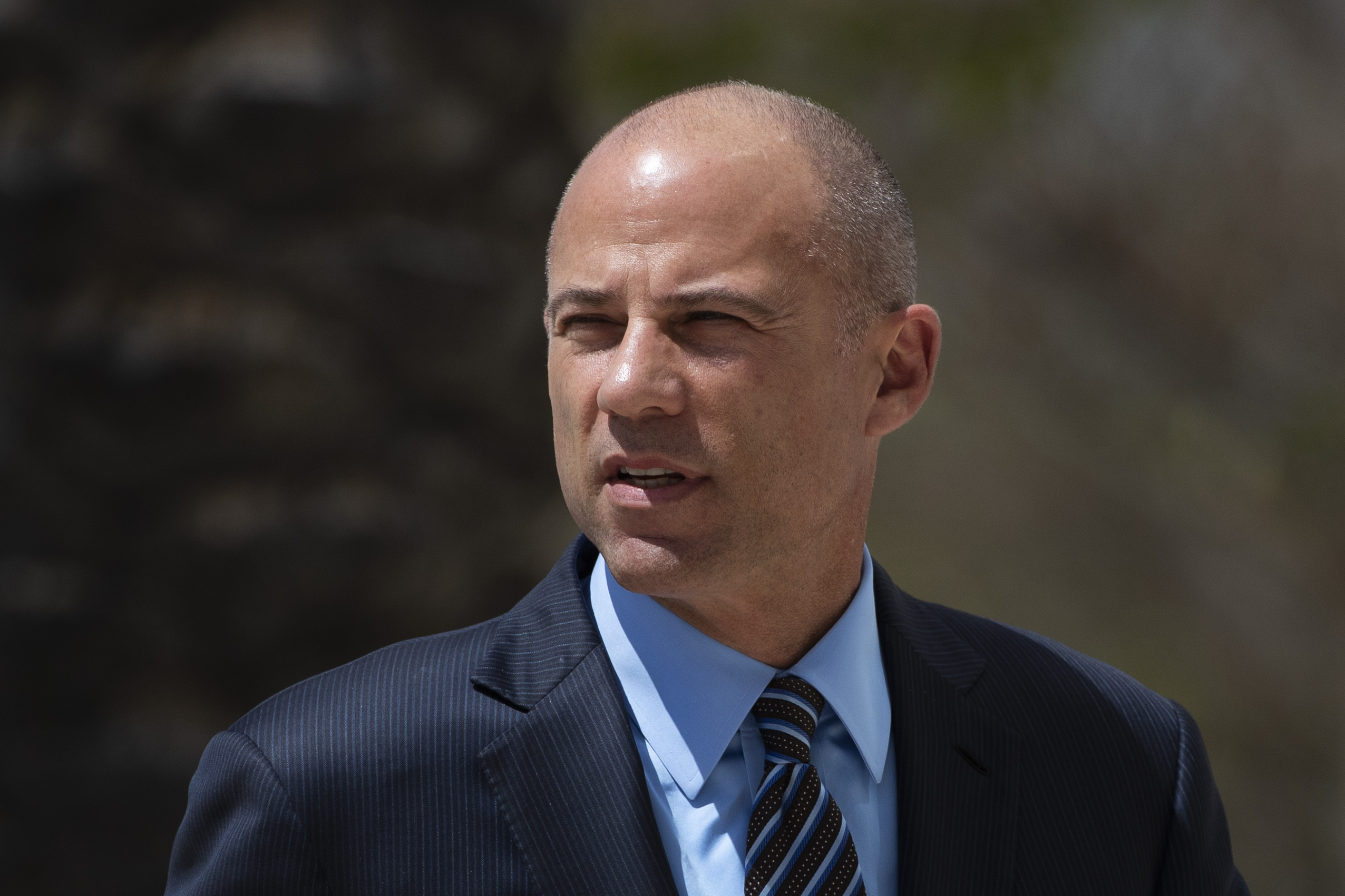 Avenatti contrata a abogado privado en caso de fraude
