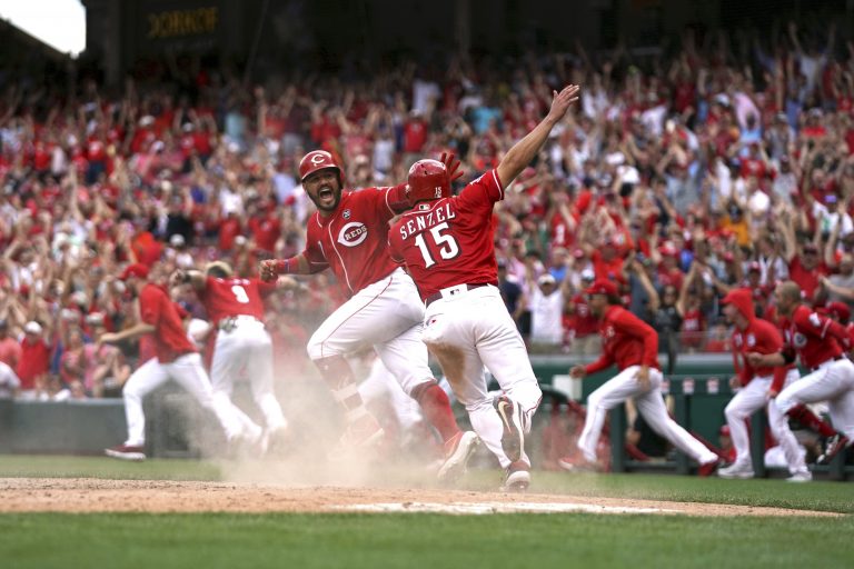 Con dos carreras en la 9na entrada, Rojos barren a Astros