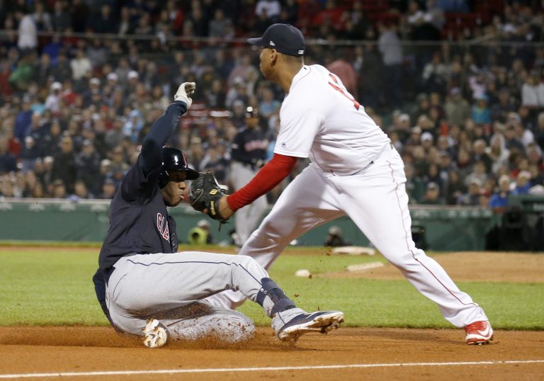 Indios conectan 18 hits para someter 14-9 a Medias Rojas