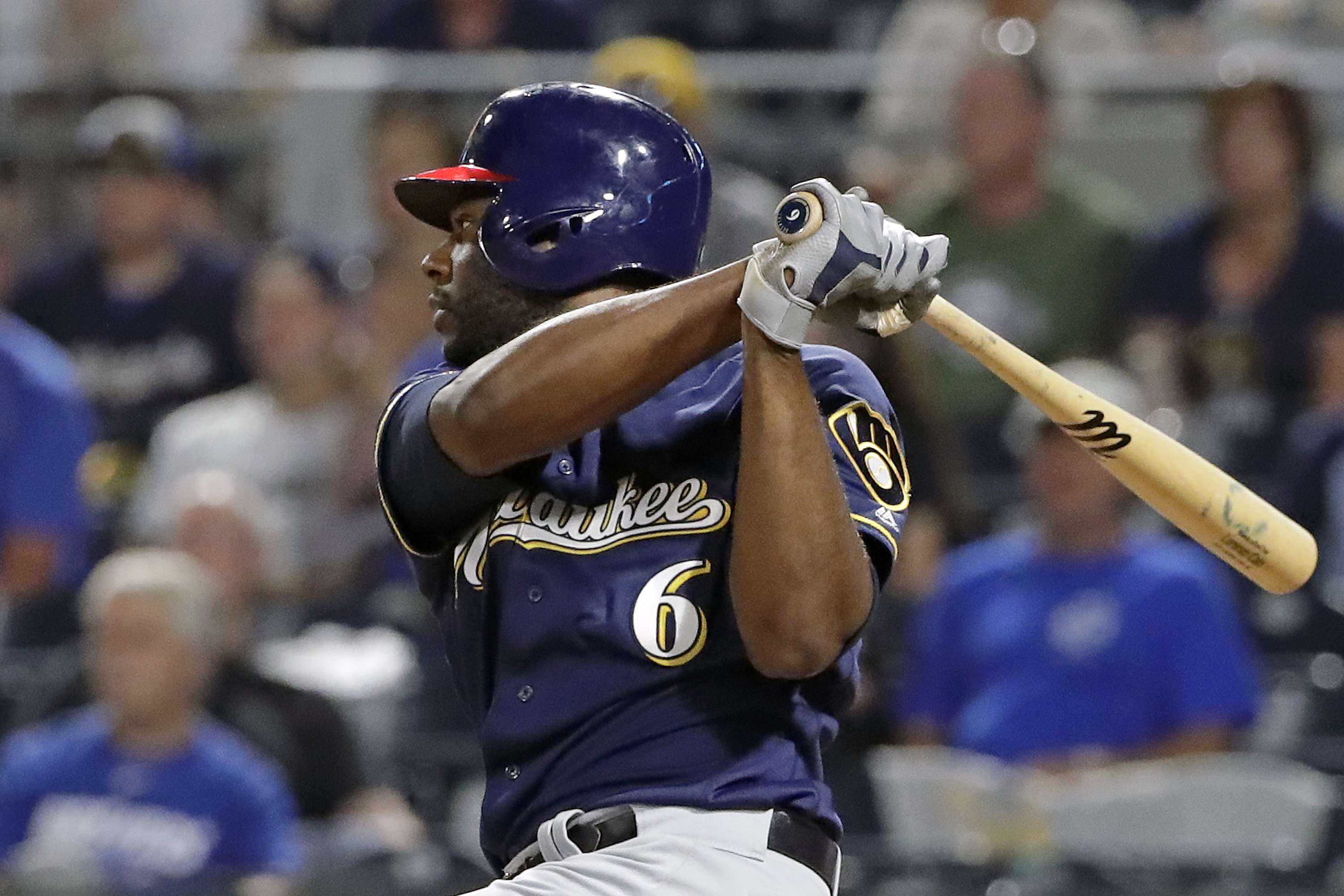 Cain cierra con sencillo productor ante Piratas, 10 innings